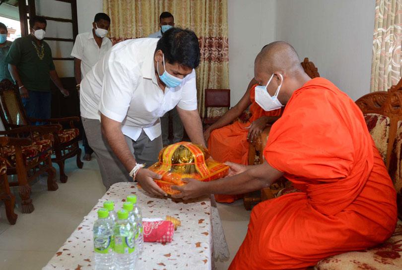 No one should employ minors including politicians: Ruwan - Breaking ...