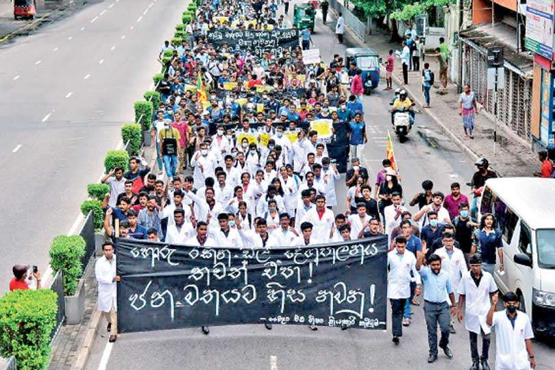 Medical Students stage protest march - Front Page | Daily Mirror