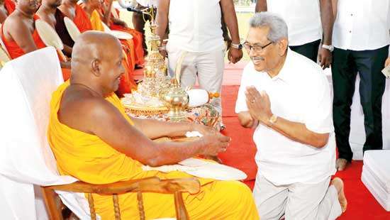 Gota visits Kotte Raja Maha Vihara - News | Daily Mirror