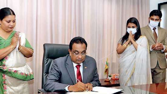 Major General Sumedha Perera assumes duties - Front Page | Daily Mirror