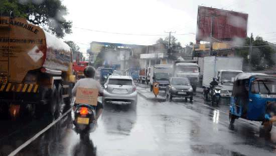 Rainy day in Colombo - Caption Story | Daily Mirror