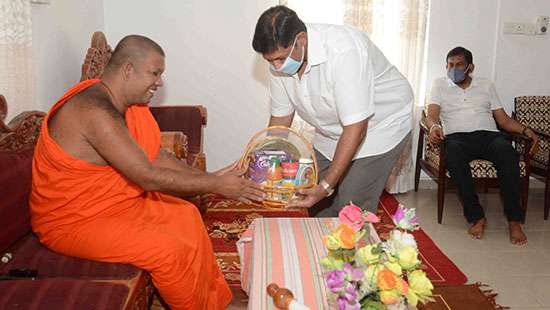 Ruwan visits Deeghawapi Raja Maha Viharaya - Latest News | Daily Mirror
