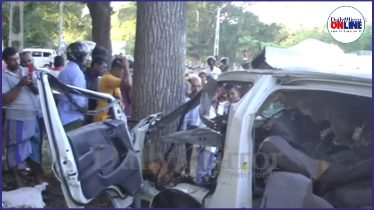 Van crashed into tree: Six killed, three injured - Video | Daily Mirror