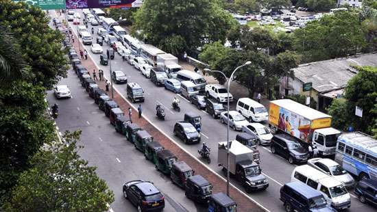 Long lines for gas... - Latest News | Daily Mirror