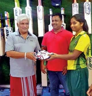 Arjuna Ranatunga’s motivational gesture - Sports | Daily Mirror