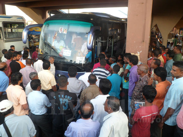 Matara-Colombo Expressway bus service launched - Caption Story | Daily ...